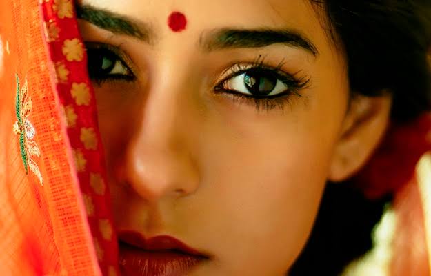 Do You Know That Red Dot On An Indian Women Forehead? Here is What It ...